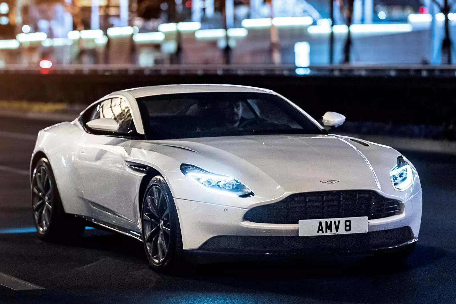 Aston Martin AMG-iň V8-i täze göni-alty üçin gazyp biler