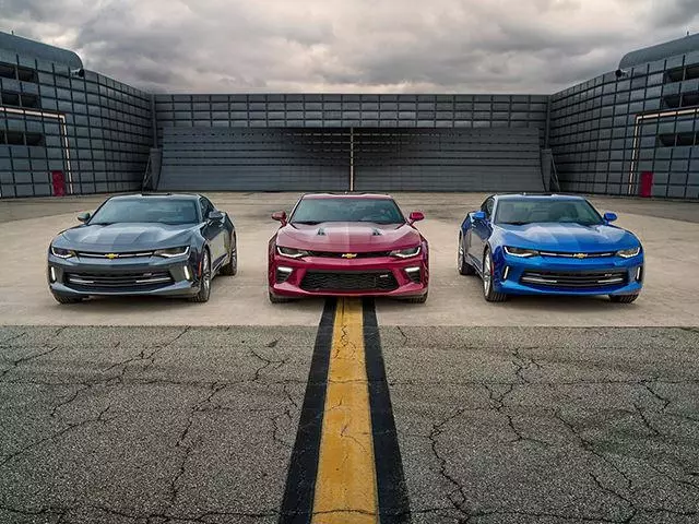 Праварульны Camaro прыходзіць у Аўстралію, таму што GM надакучыў перамогі Ford 66640_1