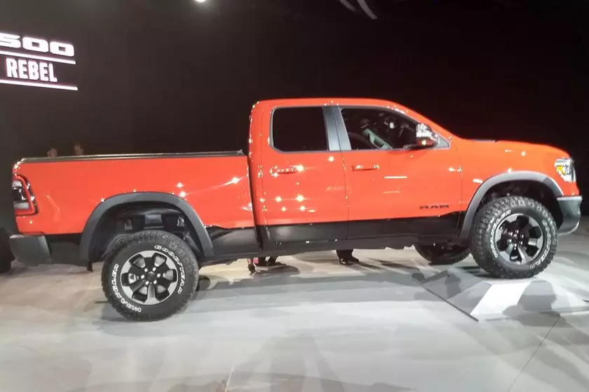 2019 Ram представлений у Детройті з новим обличчям і гібридною трансмісією 66652_2