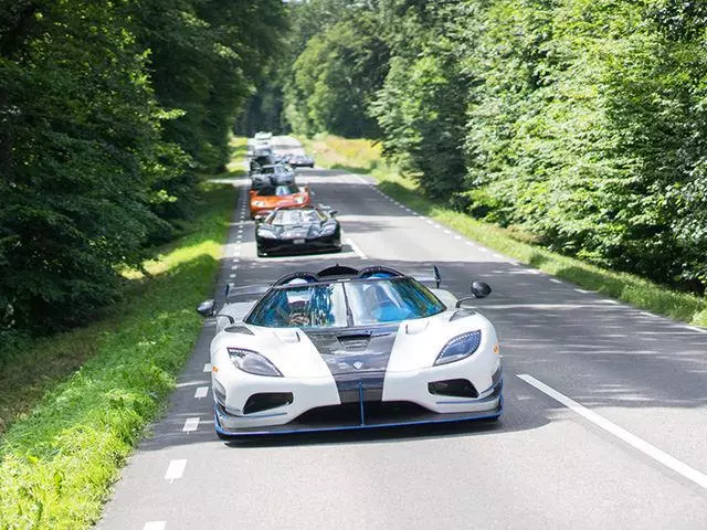 Глядзіце, калі Koenigseggs збіраюцца ў 18 000 HP у эпічных дарогах 66950_1