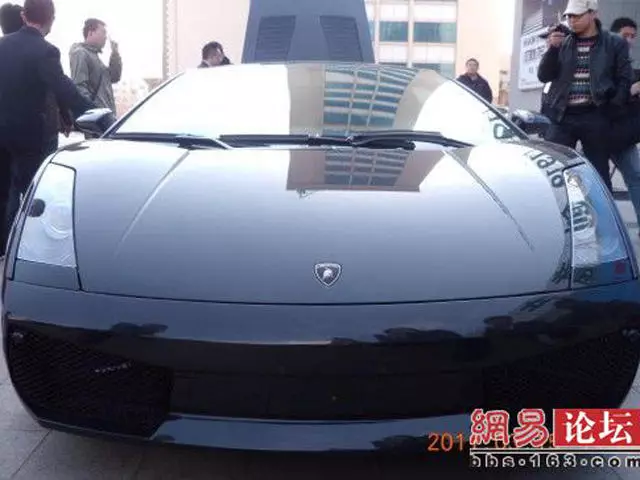 Smashed Lamborghini Gallardo的中国车主带着它巡回演出 66988_1