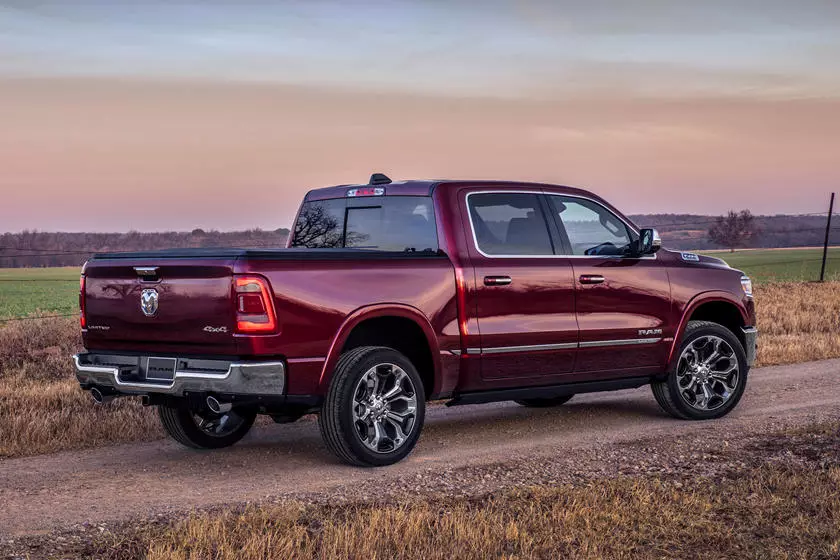 2019-2020 Ram 1500 מבט זווית אחורית