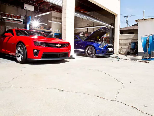 2013 Ford Mustang Shelby GT500 Duels Chevy Camaro ZL1 ໃນ Dyno 67087_2