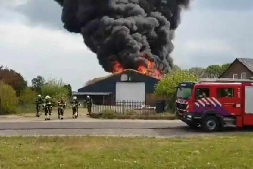 Il fuoco misterioso distrugge completamente il negozio di tuning Nissan Skyline 67212_5