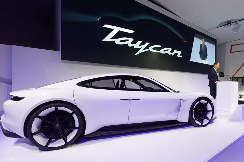 Porsche Taycan ваъда медиҳад, ки вақти пуркунии барқро ду маротиба тезтар аз Tesla 67374_2