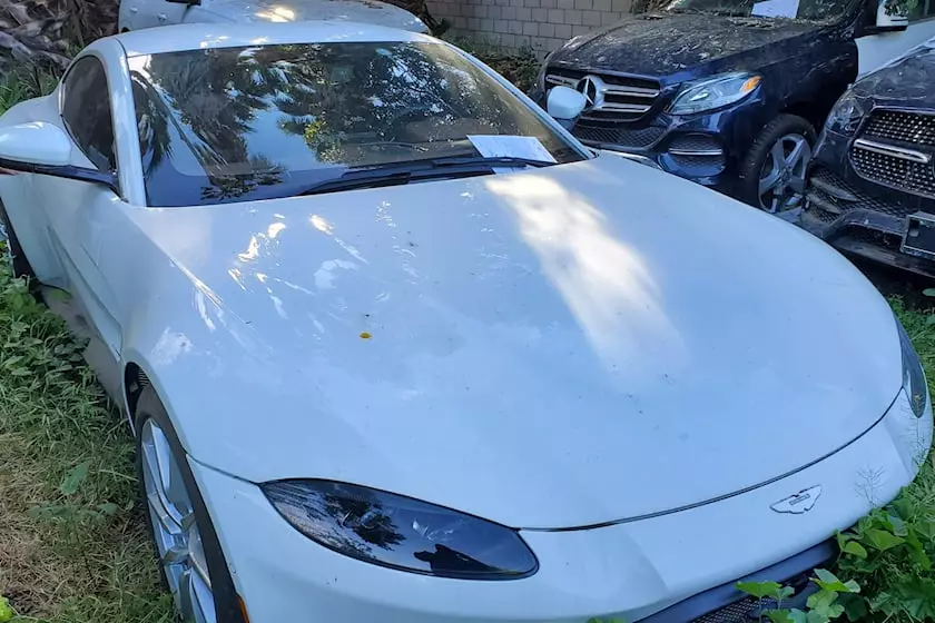 Полиция Калифорнии нашла 35 роскошных автомобилей в ходе рейда на заднем дворе 6756_2