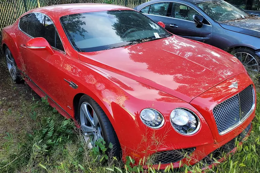 Полиция Калифорнии нашла 35 роскошных автомобилей в ходе рейда на заднем дворе 6756_3