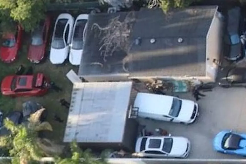 Kalifornská polícia pri razii na dvore našla 35 luxusných vozidiel 6756_5