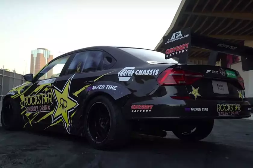 Tan-awa ang Tanner Foust nga Gitortyur Ang mga Gulong Sa Iyang 900-HP Passat Drift Car 67902_4