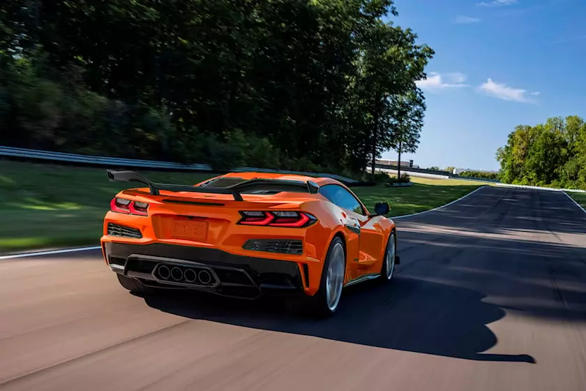 2023 Chevrolet Corvette Z06 Coupe መንዳት የኋላ እይታ