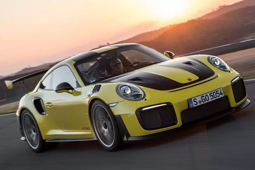 Acest tip vă va schimba insula sa privată cu Porsche 911 GT2 RS din 2018 68196_1