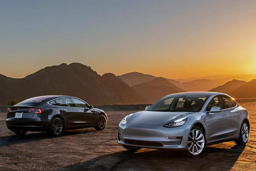 Tesla Model 3 wuxuu lumiyay Talooyinka Warbixinta Macaamilka 68356_1