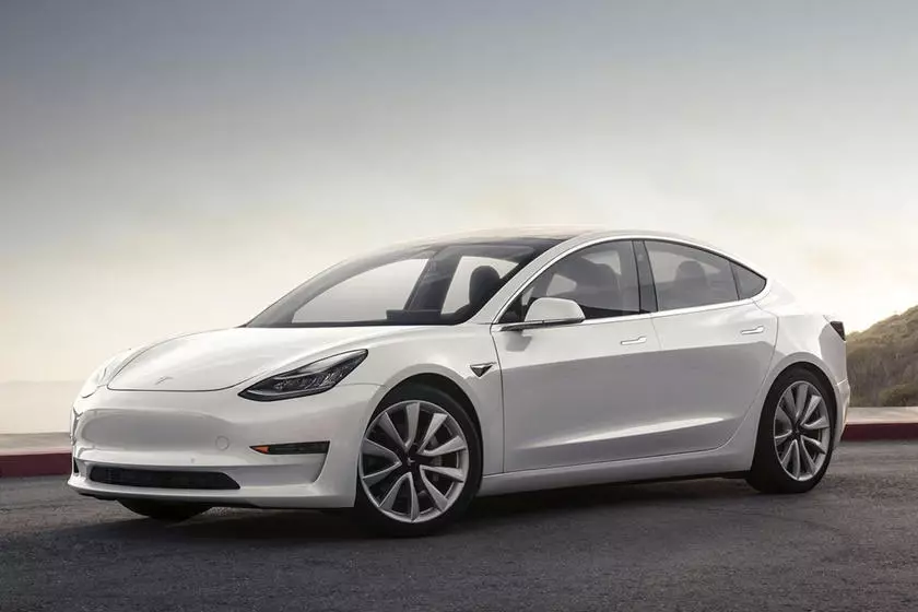 Tesla Model 3 керектөөчүлөрдүн отчетторунун сунушун жоготот 68356_2