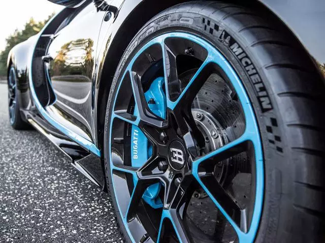 A diferenza do Bugatti Veyron, os pneumáticos do Chiron non custan 42.000 dólares por xogo 68472_4