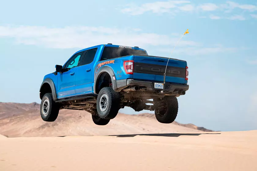 2021-2022 Ford F-150 Raptor Rückansicht Fahren