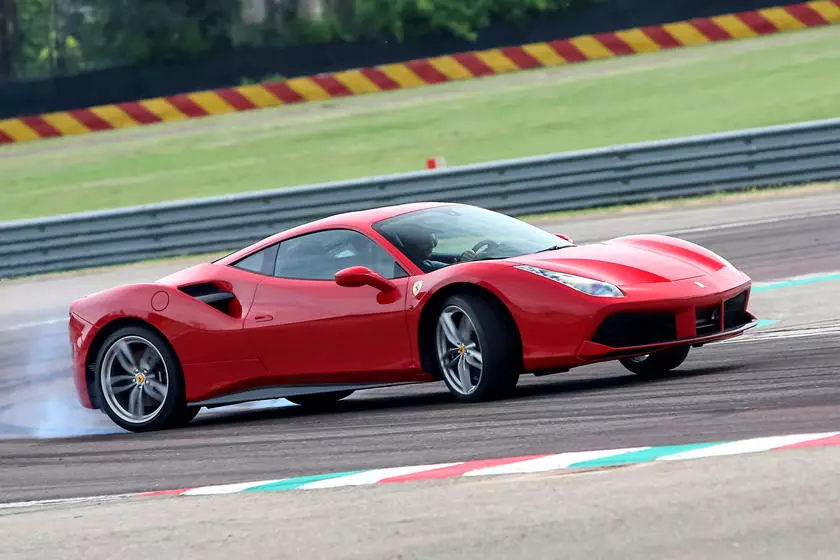 Дуздони Ferrari 488 натавонистанд интиқоли автоматиро муайян кунанд 68601_7