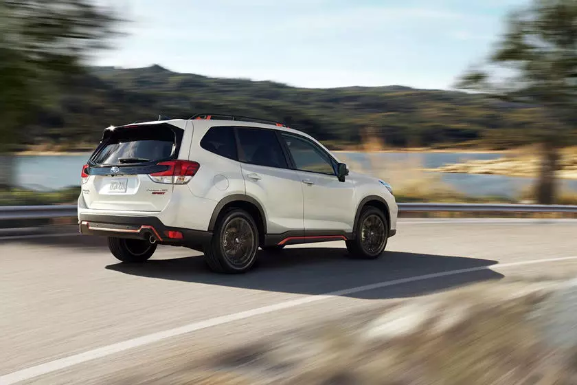 2019-2021 Subaru Forester pogled straga u vožnji