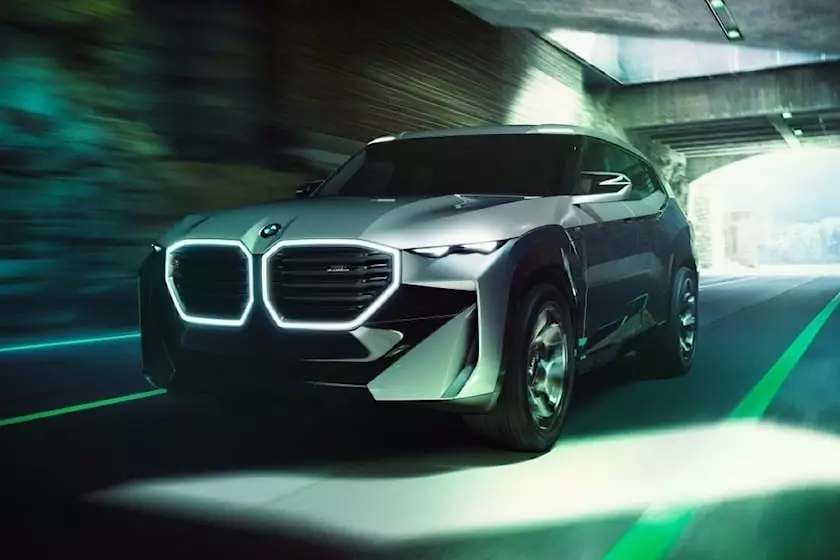 2023 BMW XM ڈرائیونگ فرنٹ اینگل