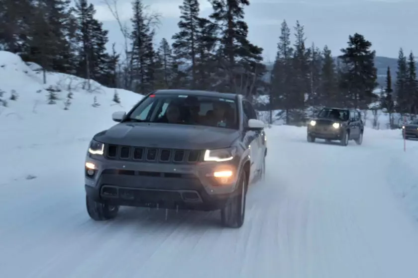 Jeep dokazuje, že jeho drobné hybridy jsou stále schopné 69036_2