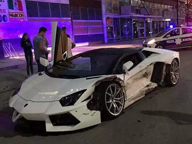 មើលឡានតាក់ស៊ីបុកចូលចំហៀង Lamborghini Aventador ក្នុងប្រទេសម៉ិកស៊ិក 69515_1