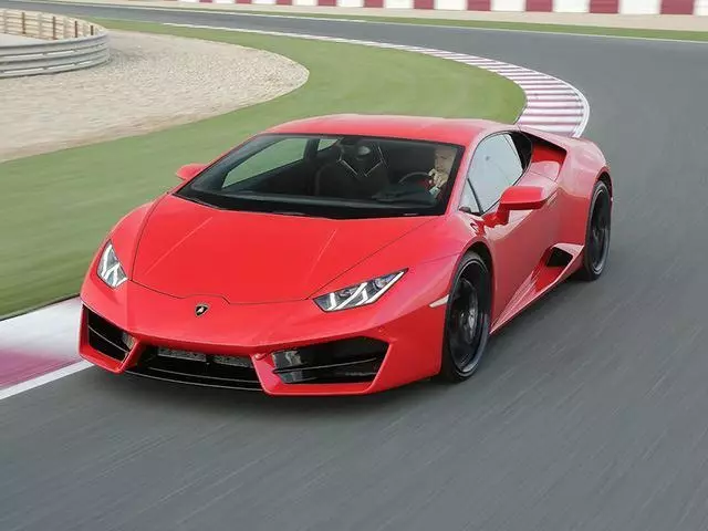 Se en taxa smadre ind på siden af en Lamborghini Aventador i Mexico 69515_2