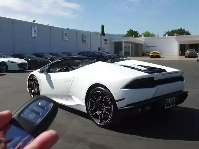 Mahimo ba nga Ang Lamborghini Huracan Spyder Usa ka Supercar Bargain? 69519_1