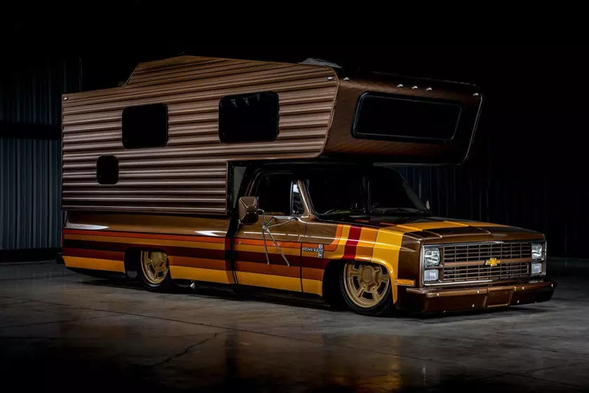 Wahnsinneg Benotzerdefinéiert Camper Lowrider Van Ass Wäert Méi wéi $ 100,000 69577_1