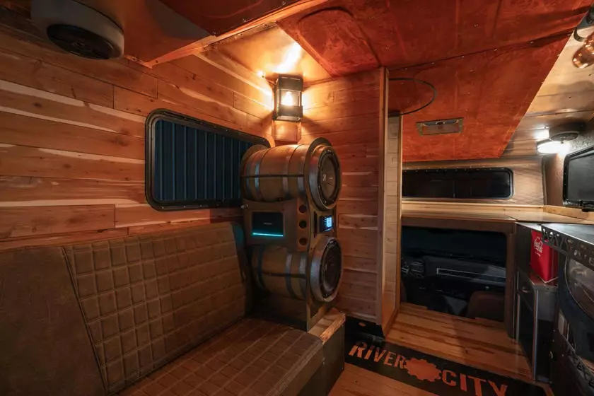 Το Insane Custom Camper Lowrider Van αξίζει πολύ περισσότερο από 100.000 $ 69577_8