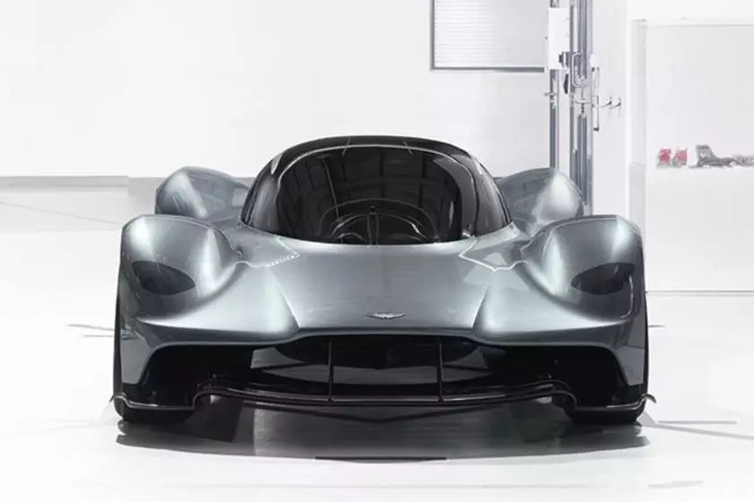 Aston Martin planlægger en mellemmotors superbil til at konkurrere med Ferrari 488