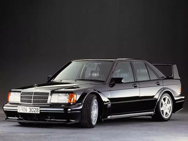 25 il əvvəl Mercedes 190 E 2.5-16 Evolution II Super İdman Avtomobilini təqdim etdi 70045_1