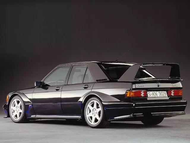 25 lat temu Mercedes zaprezentował swój supersportowy samochód 190 E 2.5-16 Evolution II 70045_3