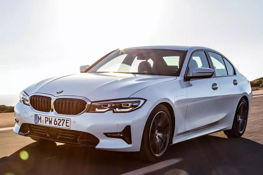 2021 BMW 3 Series Hybrid Ukujongwa kokuQala ukuJonga: Iplagi yokuSebenza 70089_1