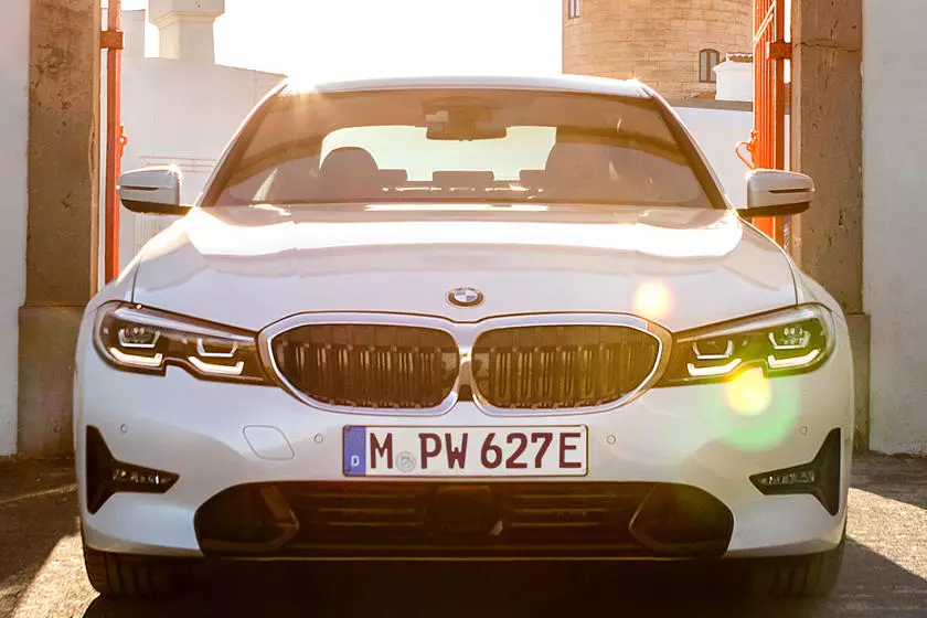 2021 BMW 3 Series Hybrid Ukujongwa kokuQala ukuJonga: Iplagi yokuSebenza 70089_17