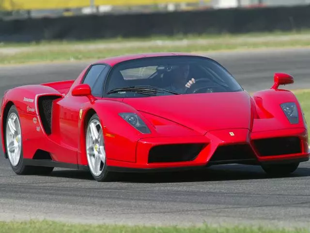 Ер адам өзінің жеке аралын Ferrari Enzo көлігіне айырбастағысы келеді 70363_1