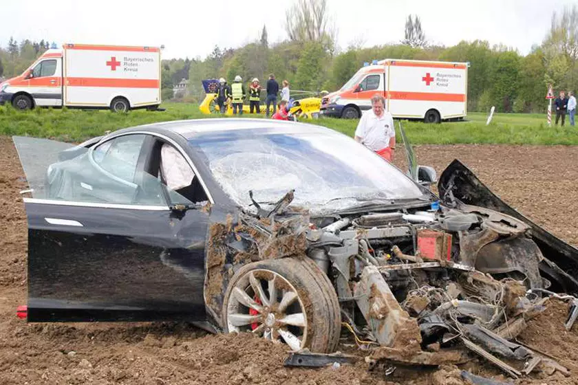 Řidič Tesly zemře při hrozné havárii a baterie nepřestane hořet 70451_4