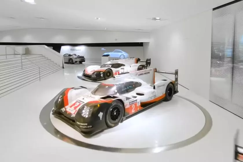 Kyk hoe 'n hommeltuig deur die Porsche-museum vlieg 71273_10