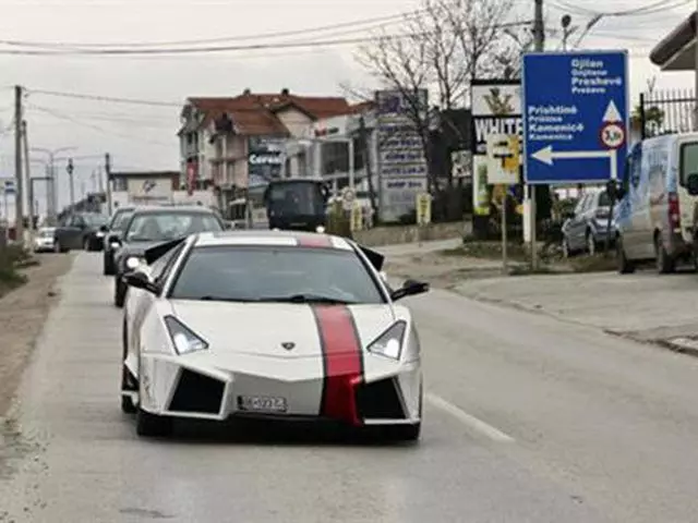 Ta Gearhead je naredil Lamborghini Reventon iz dveh Mitsubishijev 71882_1