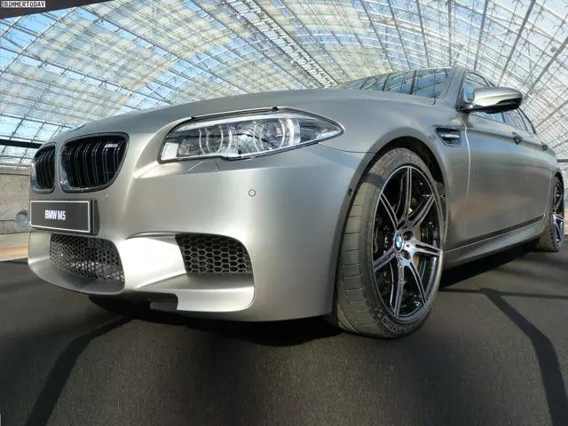 BMW M5 '30 Jahre M5' ലോഹത്തിൽ അതിശയിപ്പിക്കുന്നതായി തോന്നുന്നു 71968_1