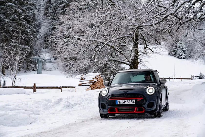 La Mini John Cooper Works GP est très pratique dans la neige 72081_1