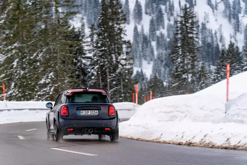 La Mini John Cooper Works GP est très pratique dans la neige 72081_5