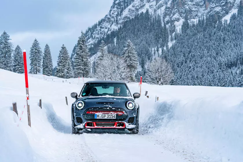 La Mini John Cooper Works GP est très pratique dans la neige 72081_6