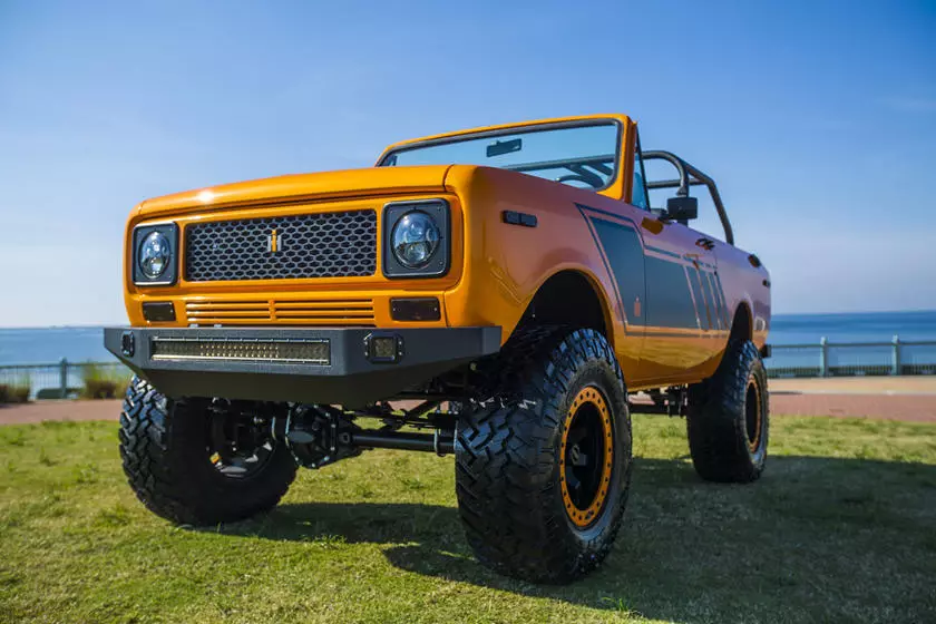 International Scout Restomod הוא רכב שטח קשוח עם 430 כ