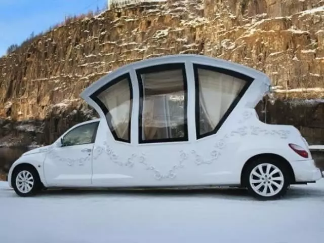 Cette limousine russe PT Cruiser est juste étrange 72682_1