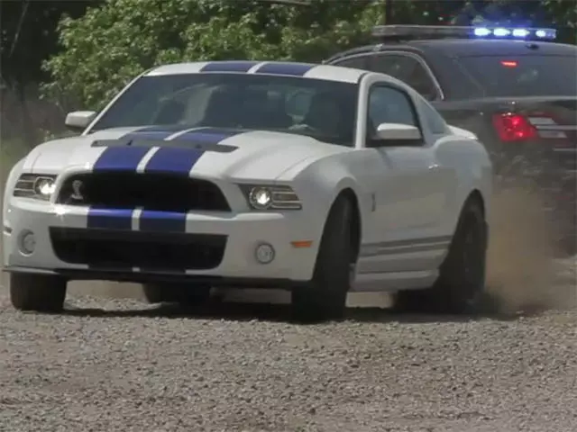 Vaadake Motor Trendi autojahti: 2013 Shelby GT500 vs politsei 72917_1