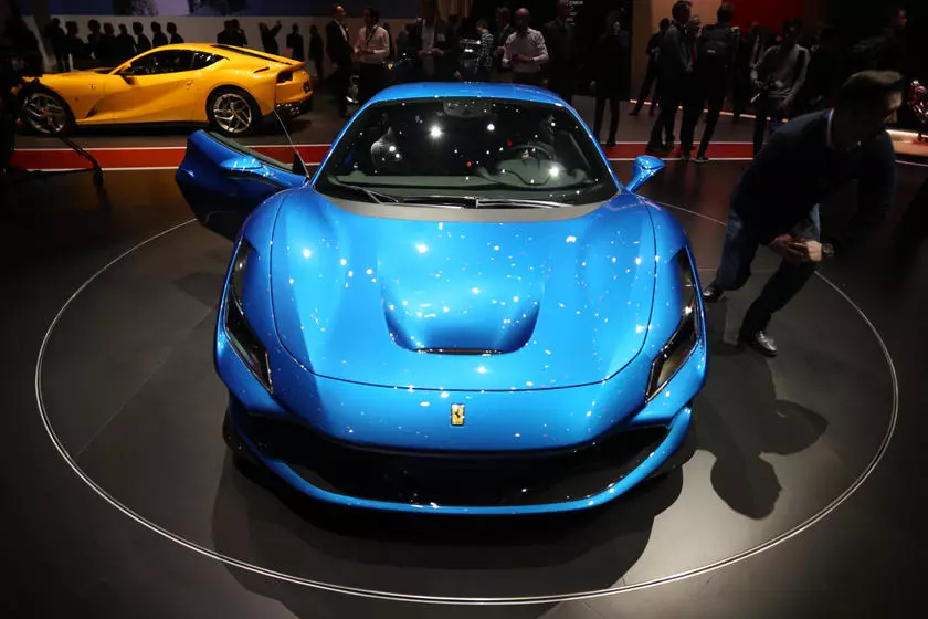 Ferrari F8 Tributo – бул көздүн жоосун алган майрам 73026_9