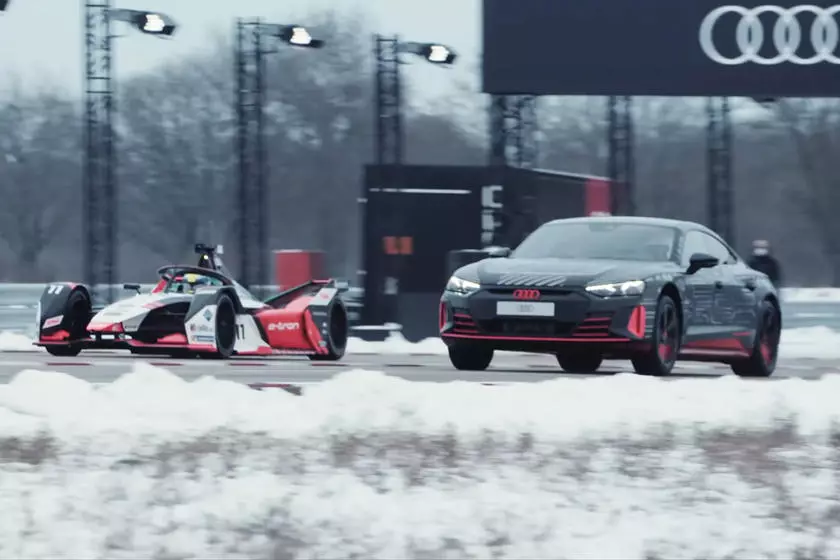 Drag Race: Audi RS e-tron GT Vs. Formula E autó 73251_1