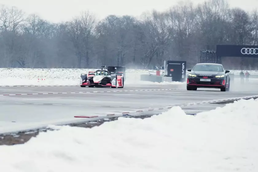 Drag Race: Audi RS e-tron GT Vs. Formula E autó 73251_2