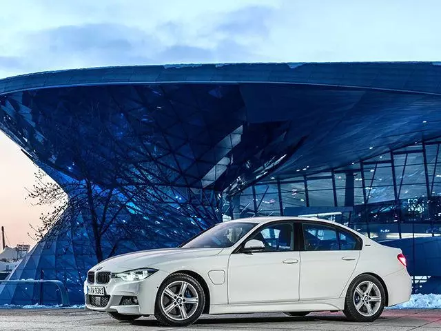 BMW келерки жылга чейин 100 000ден ашык EV сатуу үчүн линиясын өзгөртөт 73798_1