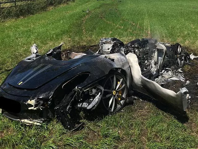 O condutor destrúe o Ferrari F430 Scuderia unha hora despois de ser propietario 73876_1