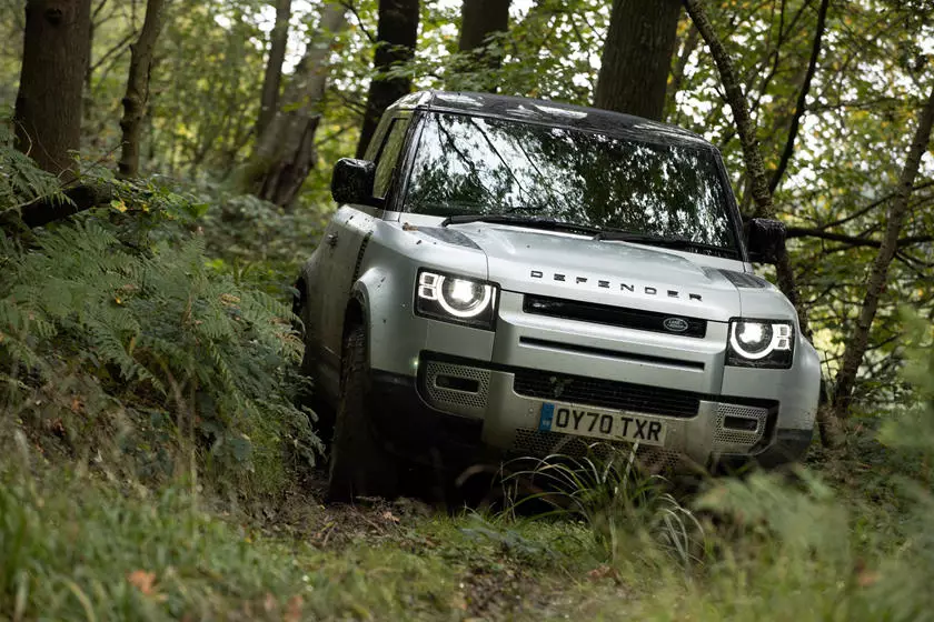 Vista frontal do Land Rover Defender 2020-2021